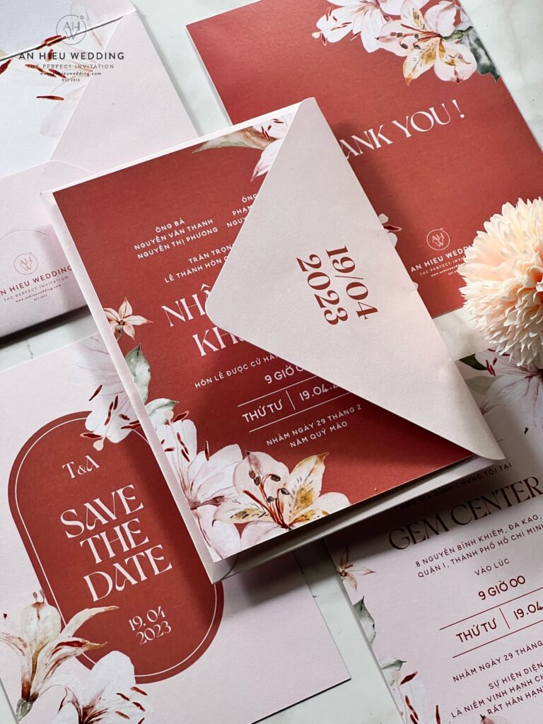 Thiệp cưới hoa thiên điểu tone màu kem | An Hieu Wedding