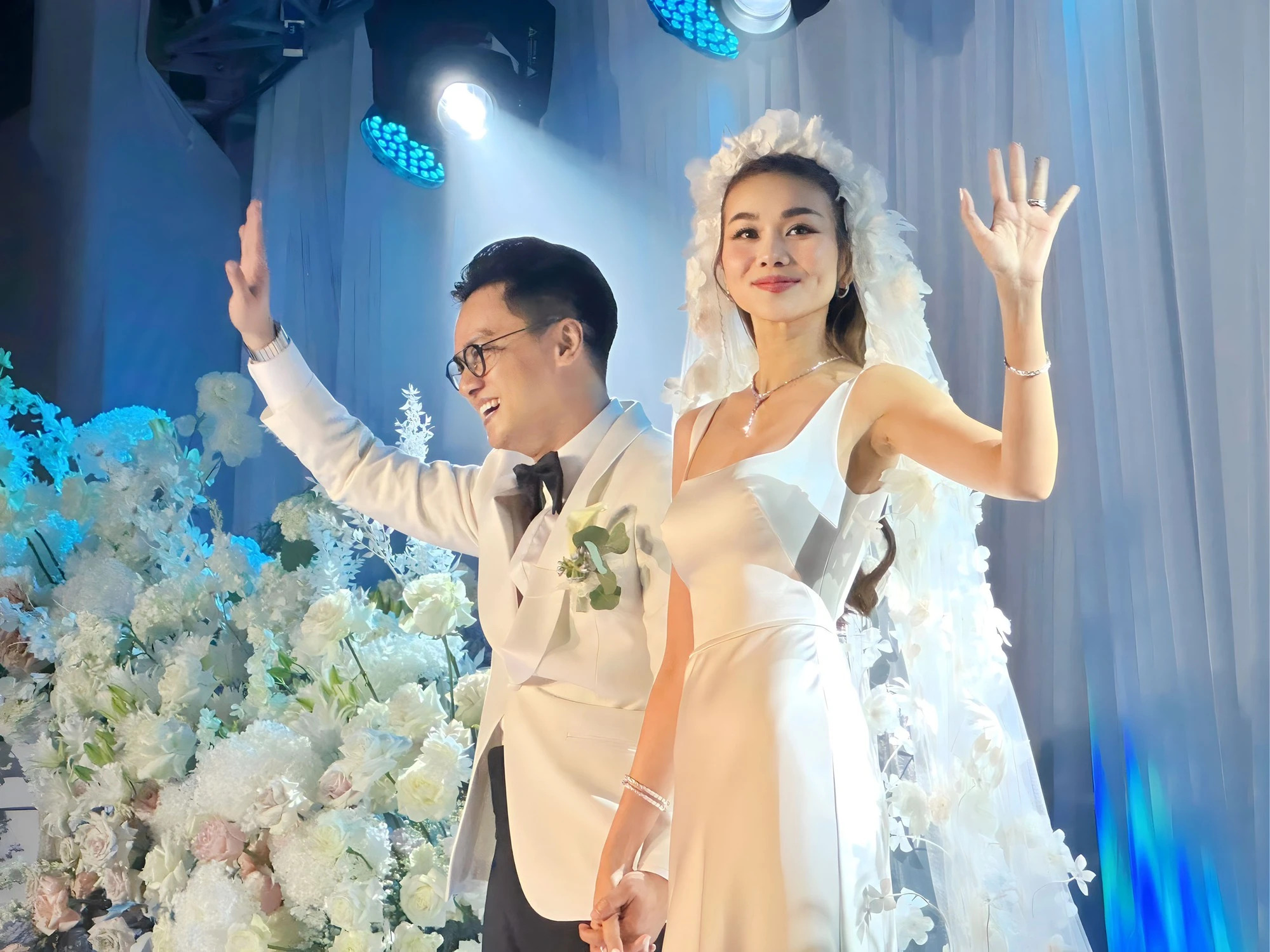 Hé Lộ Bộ Thiệp Cưới Thanh Hằng Và Chồng Nhạc Trưởng Nhật Minh.
